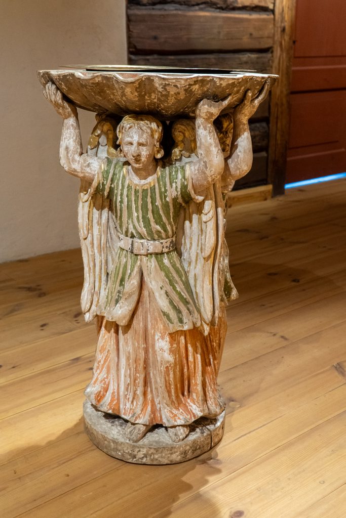 Baptismal fonts / Kristāmtrauku postamenti